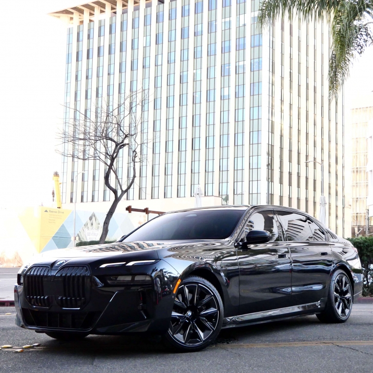 BMW i7 xDrive60 2024 Rental in Los Angeles